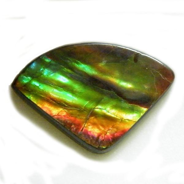 アンモライト(Ammolite) の限定ルースです。トリプレット ルースです。トリプレットとは表面保護をしているものです。そうすることによってやわらかいアンモライトの表面を保護するうえ、よりきれいな模様や輝きを引き出すことが出来ます。 鑑賞...