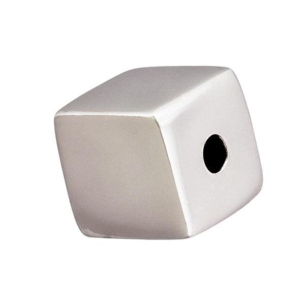 商品名 シルバーキューブビーズ品番 sb39素材 sv925サイズ 約 6x6x6mm　hole穴径1.3mm備考 made in INDIA　インド製　　925マーク無し穴の無い面にロゴ加工可能です。 見積メール問い合わせ下さい。この商品...