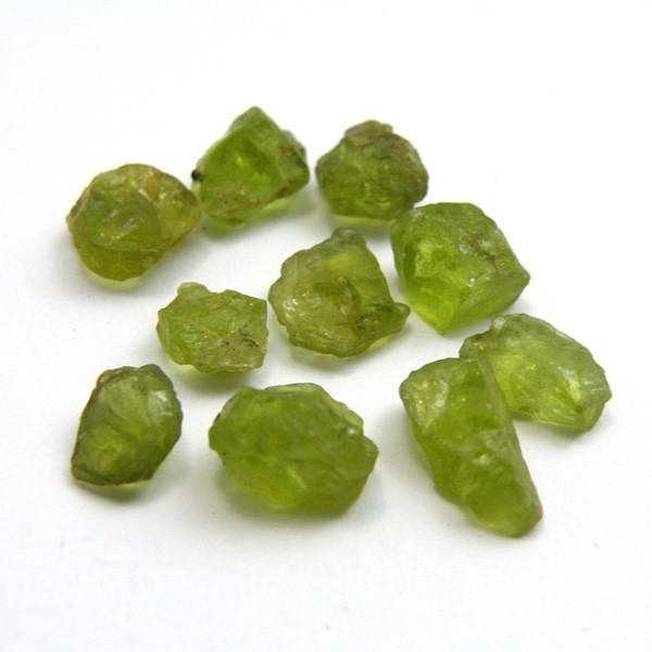 ペリドット(peridot)天然石の小原石です。片穴をあけたりして、ピアスやネックレスなどに加工可能です！アクセサリーやクラフト製作などにお勧めです。---------------------------------------------...