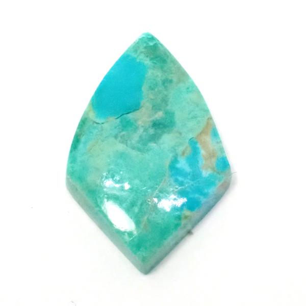 商品番号：st-st-833素材：モハベ ターコイズ(Mojave turquoise)商品名：オーバルカボション/1点ものサイズ：約13x20x3.6mm■取扱方法※お使いのブラウザにより色合いなど若干異なる場合があります。※天然由来の傷...