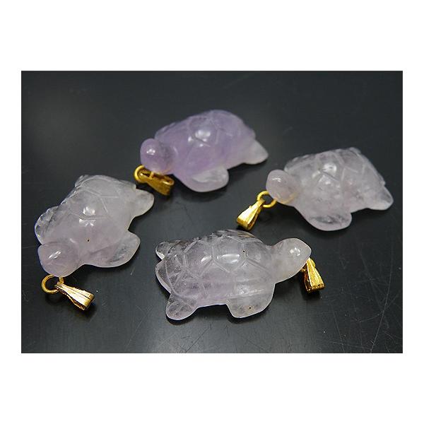 ペンダントやブレスレットのパーツとしてすぐに使えて便利な天然石チャームパーツです♪サイズ：約24x18x8mm石の名前：アメジストペンダントパーツ注意事項※天然石の為、インクリュージョンや色の濃淡があり、画像とモチーフや色味が異なる場合がご...