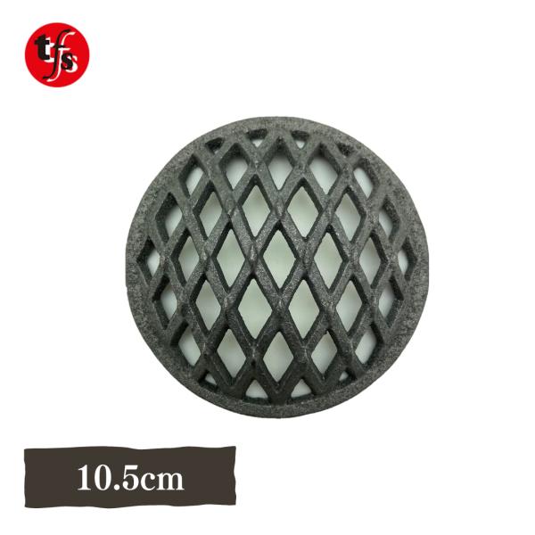 『鋳物製の火皿』鋳物とは、加熱して溶かした金属を型に流し込み、冷えて固まった後、型から取り出して作った（鋳造）金属製品を指します。鋳物・鋳造とは：弥生時代に中国より伝わった鉄の製造方法です。長い年月を経て、培われてきた技術をあなたへ。『火皿...