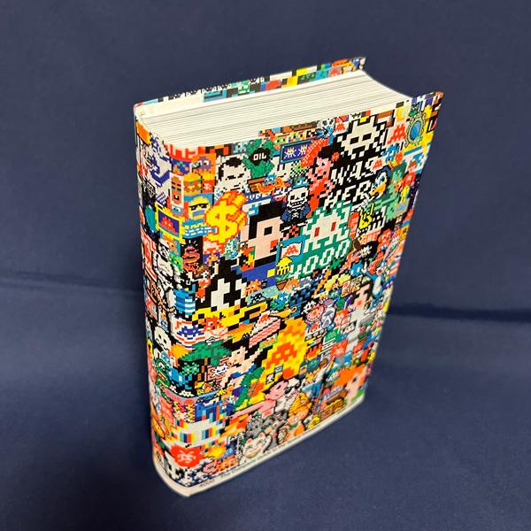 世界中の都市の街角や壁に残された4000点のインベーダーのストリート作品のアーティスト自身による公式ガイドブック。ポスターになるブックカバーにインベーダー自身による自筆サインとエディション・ナンバー入り限定版。