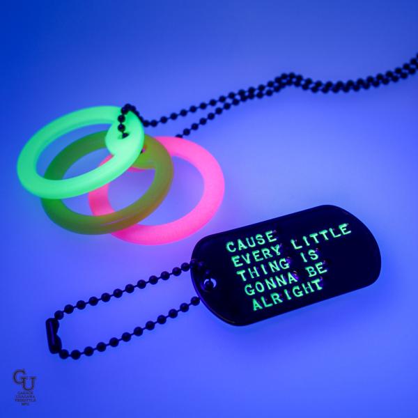 往年のロックスターが残した名言をドッグタグに打刻したキーホルダーです。1960年代頃に米軍で実際に使用されていたClass 350という手動加工機を使用して打刻された文字は荒っぽくも味のある雰囲気を楽しんでいただけます。ヴィンテージマシンで...