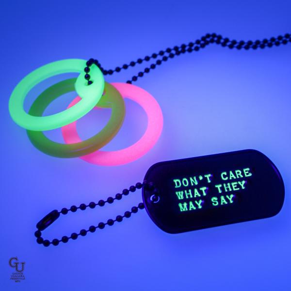 往年のロックスターが残した名言をドッグタグに打刻したキーホルダーです。1960年代頃に米軍で実際に使用されていたClass 350という手動加工機を使用して打刻された文字は荒っぽくも味のある雰囲気を楽しんでいただけます。ヴィンテージマシンで...