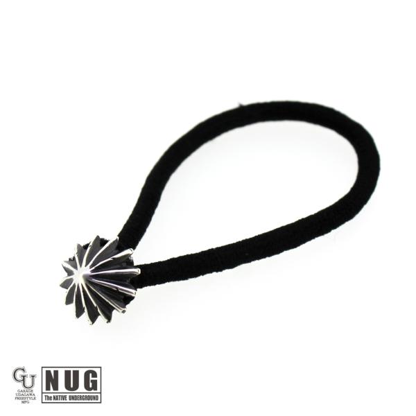 ガレージウダガワの工房にてハンドメイドで作られたネイティブアクセサリーです。リポウズスタンプワークを施したオリジナルコンチョをヘアゴムにアレンジしました。ヘアアクセサリーとして使用しないときはブレスレットとしてもお使いいただいても◎ゴムを取...