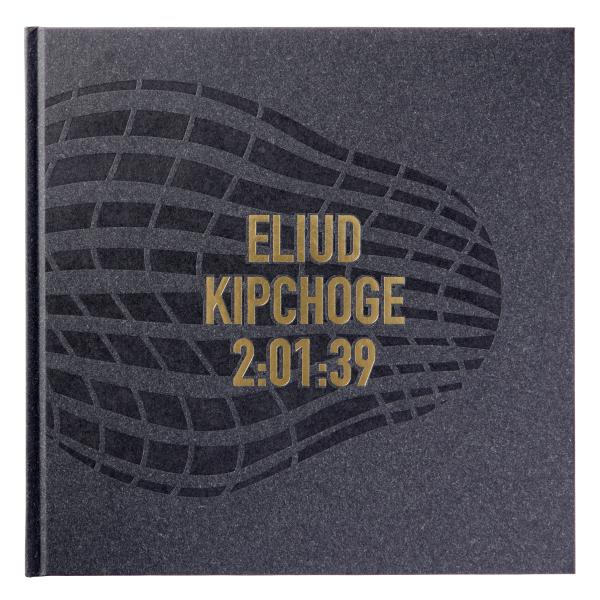NO HUMAN IS LIMITED. キプチョゲの驚異的な業績を祝い、NNランニングチームと写真家のダンバーノンが協力し、ケニアでのキプチョゲのトレーニングのスナップショットから、ベルリンマラソンでの世界記録樹立までを記録した記念本です...