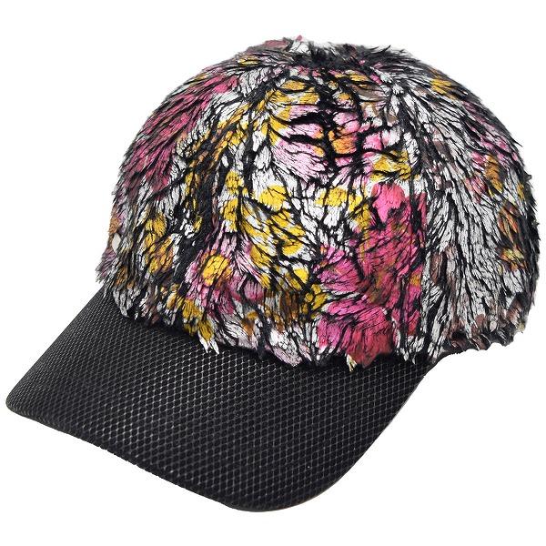 【品番】SB1819【詳細】1890年創業のドイツ名門老舗メーカー「SEEBERGER(シーバーガー/セーベルガー)」。全面にフェイクファー素材があしらわれたキャップ。イエローやビビットなピンクなどの光沢のあるフェイクファーが使用され、ダイ...