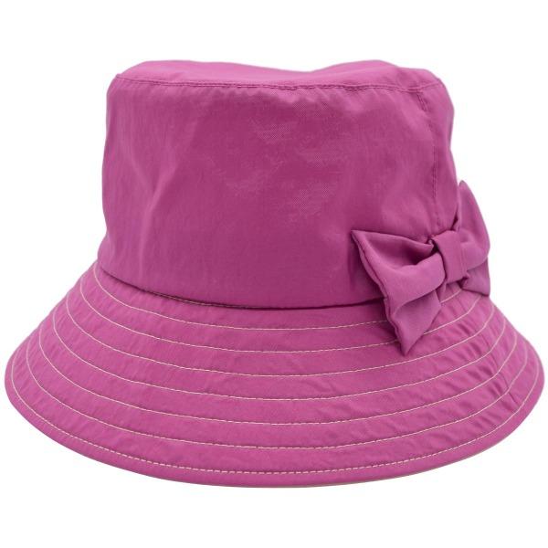 【品番】3860201【詳細】晴雨兼用レインハット。気分も明るくなれる水色は、かぶるだけでファッションのワンポイントに。長時間の着用でも全く疲れない程の軽量さ。左サイドにリボン、右サイドにはハットクリップ付きで風が強い日も安心。アウトドアシ...