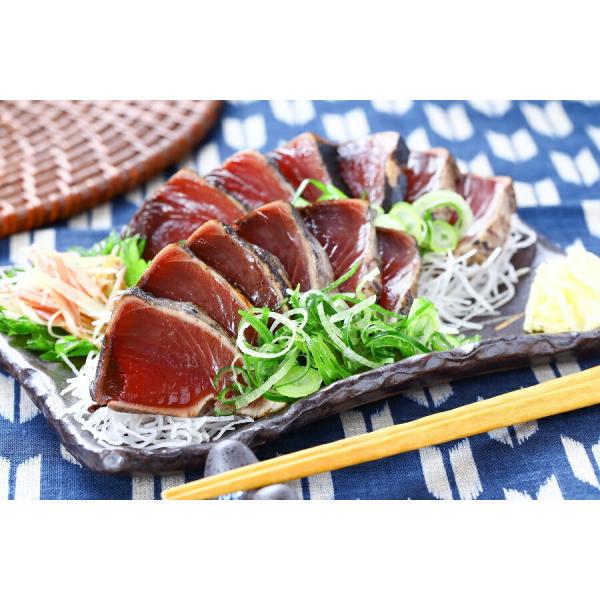 【産地取り寄せ商品】一本釣りの鰹を土佐伝統の藁焼きでたたきに仕上げました。脂ののった戻り鰹のモチモチとした食感をお楽しみいただけます。 内容量：藁焼き鰹たたきブロック4〜5袋(合計約450g)、たれ20ml×6袋、薬味(にんにく・生姜)各3...