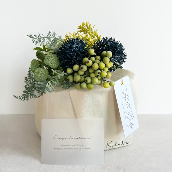 ご出産祝いや、1歳のお誕生日ギフトとしてオススメなベビーギフト。マルシェバッグまたは巾着トートにお名前やお好きな文字入れが可能です。ケーキにデコレーションしている当店オリジナルのアレンジフラワーは、開封後もインテリアとしてお部屋に飾ったり、...