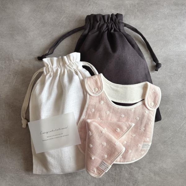 ご出産祝いや、1歳のお誕生日ギフトとしてオススメなベビーギフト。シンプルなコットンリネンの巾着バッグにはお名前などの文字入れをいたします。巾着バッグの中には、お出掛け時やおむつのサイズ感などのお試し用としても嬉しい個包装した「おむつ」と、日...