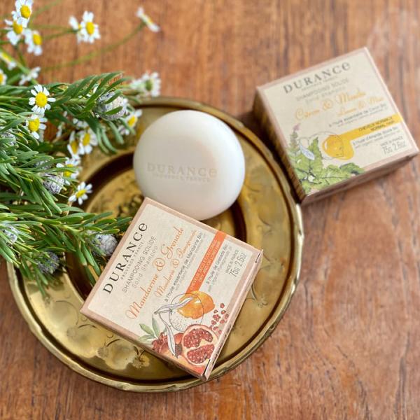 クラフトペーパー製の箱に入った固形状のシャンプーです。プロヴァンス産のオーガニックオリーブオイルと南仏カマルグ産のレッドライスを配合。生分解性の高い自然由来の成分を92%使用したこだわりの一品です。お風呂場をエッセンシャルオイルの素晴らしい...