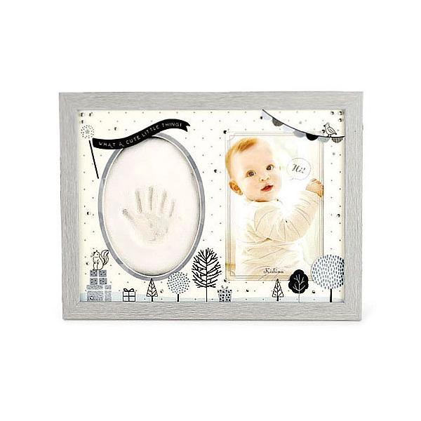 思い出をずっとリビングに飾りたいシンプル好きママ必見の手形フレーム。インテリアに馴染むモノトーンデザインが人気の秘密です。可愛すぎないモノトーンカラーで、子ども部屋だけでなくリビングにもスッキリと飾れます。今までになかったインテリア重視のベ...