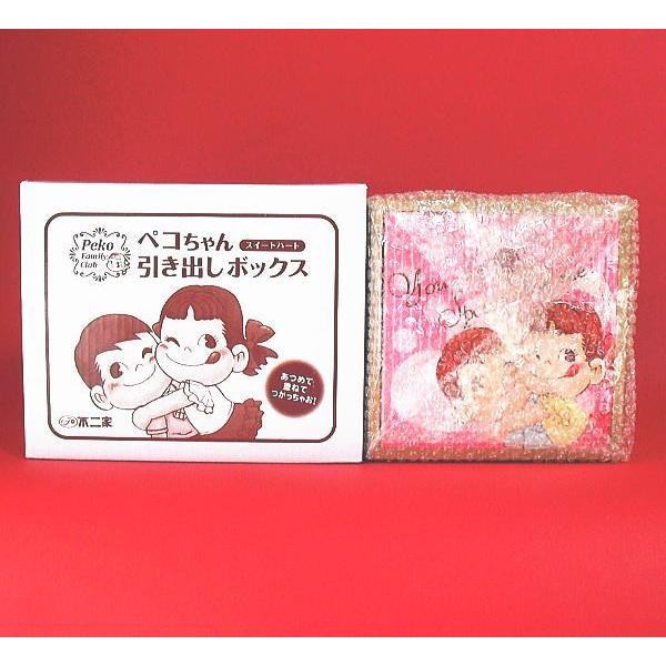 ●外サイズ：横幅/約14.5cm×奥行き/約16.5cm×高さ/約14.5cm（取っ手を含まず）●材質：ＭＤＦ（中密度圧縮合板）製2011年頃に、不二家のペコちゃんファミリークラブにて、ポイントを集めて貰えた非売品「ペコちゃん」引き出しボッ...