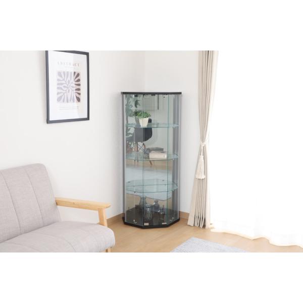 お部屋の角にピッタリ収まるコーナータイプ。デッドスペースを有効活用できます。 同シリーズを並べたときに面が綺麗に揃う形となり、買い足してもバランスを崩さずコレクションできます。 お気に入りのコレクションを様々な角度から楽しめる背面ミラー仕様...