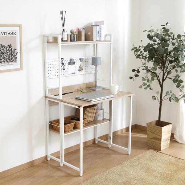 省スペースで使える折りたたみデスクです。使わないときはコンパクトに折りたたんで天板を収納でき、お部屋を有効に活用できます。在宅ワークや学習机としても最適です。上部には収納棚が付いており、小物の整理やディスプレイに便利です。スチールと木柄の組...