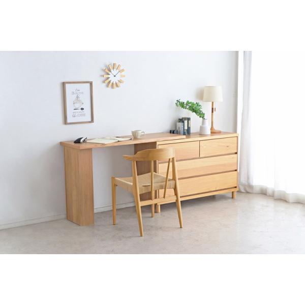 大人気のハウタチェストに合わせて使える、伸長式デスクが登場！チェストとデスクの連結部分は施工不要で乗せるだけなので、伸長の移動もストレスフリーで楽々できます。お部屋の角でも前方にデスクを引き出せるので、スペースを有効活用！デスクを少しだけ引...