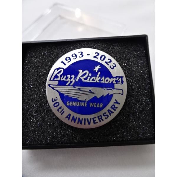 バズリクソンズのブランド生誕30周年を記念したピンバッジです。ピンバッジは小さくても大きな存在感があり同じバッジを付けることで仲間意識や帰属性を高めたりすることと、メッセージを発する絶大なPR効果を持っています。素材はアンティークシルバーメ...