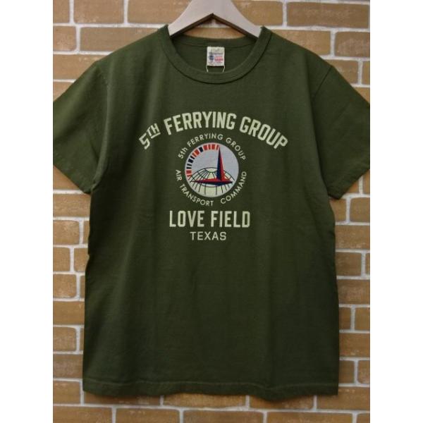 バズリクソンの半袖Tシャツ「5th FERRYING GROUP」フロントには、極地輸送部隊のスコードロンがプリントされている。後ろは無地。ボディーはMADE IN USAの柔らか目の着やすいボディー。着込むことでUSAの古着のようなクタッ...