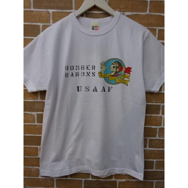 バズリクソンの半袖Tシャツ「BOMBER BARONS U.S.A.A.F.」フロントの左胸に、米空軍第23爆撃飛行隊ボマーバロンズの部隊スコードロンマークのプリントが入っている。爆弾を持ってニヤリとする「BOMBER BARONS」は、そ...