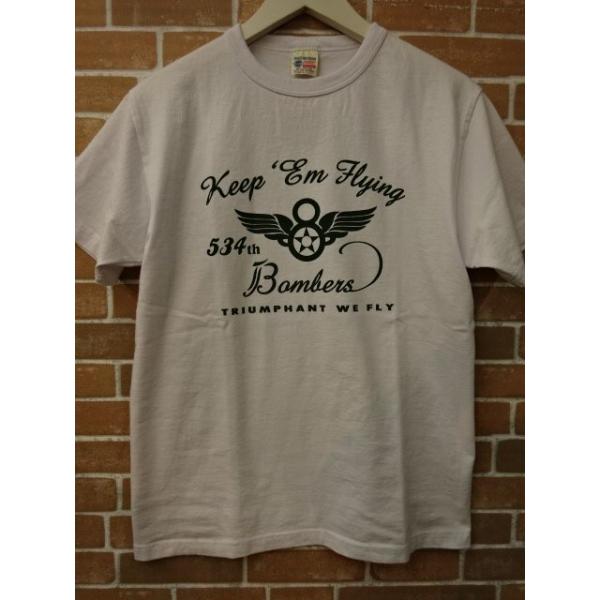 バズリクソンの「534thBOMB.SQ.8th AIR FORCE」フロントには第8航空隊のマークとスローガンがデザインされたシンプルなデザイン。ボディーはMADE IN USAの柔らか目の着やすいボディー。着込むことでUSAの古着のよう...