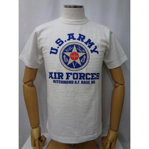 古い時代に作られていた天竺ニットに見られるスラブ糸を使用した丸胴ボディのTシャツのフロントとバックの襟下に、アメリカ空軍の前身であるアメリカ陸軍航空隊のロゴやエンブレムがプリントされています。ヴィンテージのような凹凸感のある生地はふっくら柔...