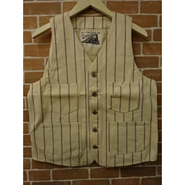 30’Sのワークベストをデザインベースにして、ダッパーズ オリジナルロープウォバッシュで製作したシンプルなワークベストです。ウォッチポケット、シンチバック、打ち込みボタンなど王道のディテールを取り込みヴィンテージ感を演出しています。シンプル...