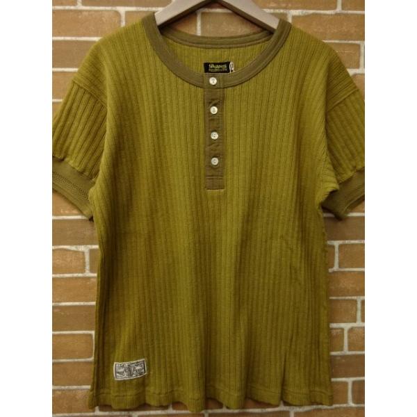 30’ｓ〜40’ｓのアンダーウェアをデザインソースに製作しています。衿ぐりまである前立てが特徴的で袖リブは別途編み立てた横付属を配置しています。オール２本針縫製でバインダー仕様と贅沢な作りで、貝ボタンを配置し高級感を演出しています。ファブリ...