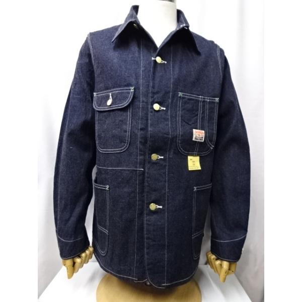 シンプルながらガチャポケ仕様など、ヴィンテージのディテールが備わった第二次世界大戦後のストアブランド系のワークコートとなっている。台襟が省略される前のモデルで、右胸はフラップポケット、左胸は3in1ポケット仕様。大型の腰ポケットは当て布付き...