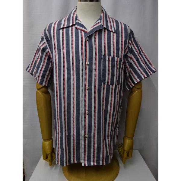 シュガーケーンの HEART STRIPE OPEN SHIRT です。2色のハートが連なったこのストライプ生地は古着のシャツから再現したものです。ベースの部分は軽やかなシャンブレーとなっています。このハート柄はプリントではなく織りで表現さ...