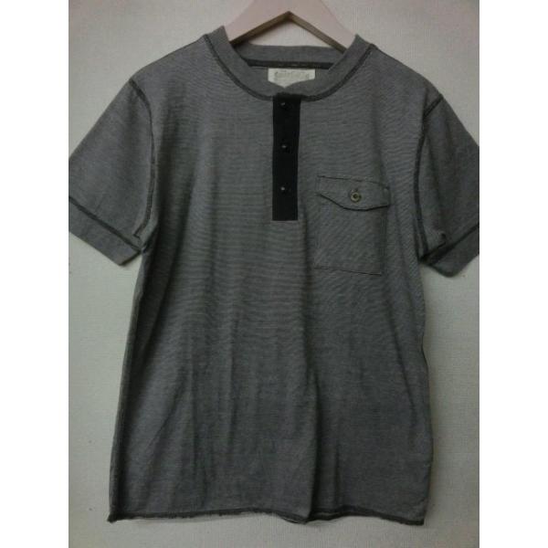 シュガーケーン「FICTION ROMANCE」の4NEEDLES BORDERヘンリーネックＴシャツです。清涼感のあるやや薄手でサラッとしたボーダー生地は、ヴィンテージで見られる独特の風合いを再現しています。フラットシーマミシンによる４本...