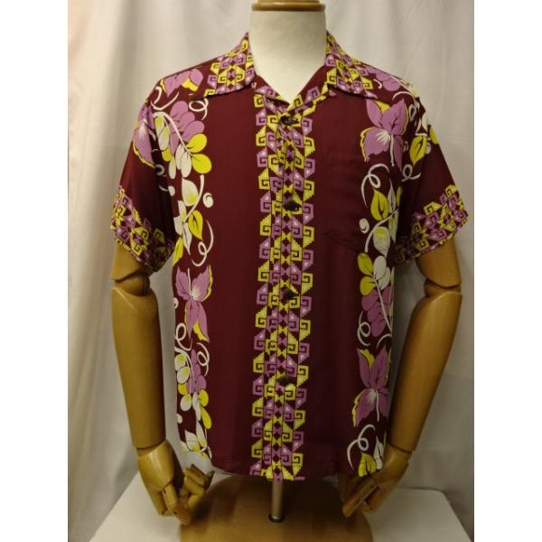 ヴィンテージの柄を復刻するサンサーフから半袖アロハシャツ”POLYNESIAN BORDER”です。幾何学模様のボーダーと抽象的な花柄のボーダーが絶妙なバランスで配されたデザインです。ヴィンテージアロハシャツにおいて総柄と並び多く見られるボ...