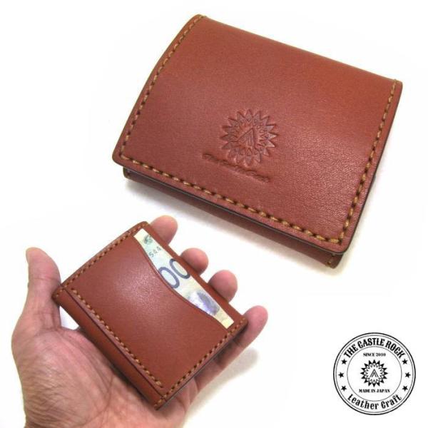 上質な栃木レザーを使用した、メンズ向けボックス型コインケースです。手のひらに収まるコンパクトサイズながら、背面にお札入れを備え、ミニ財布としても活躍します。開口部が広く、小銭が一目で見やすい設計で使いやすさ抜群。職人が丁寧に仕上げた本革の質...