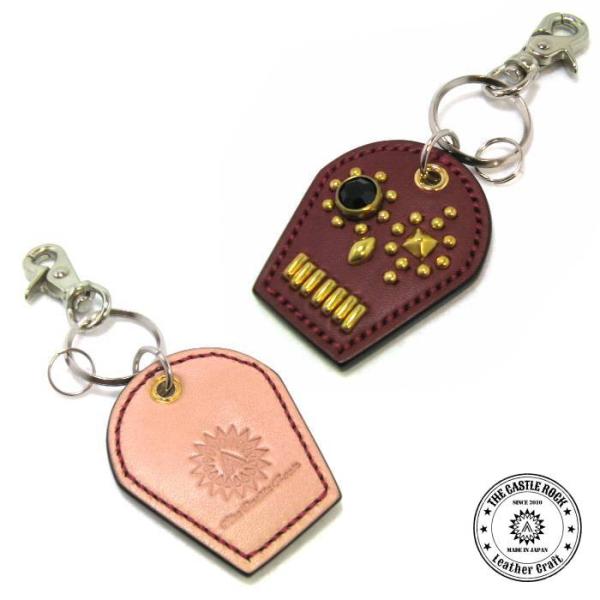 THE CASTLE ROCKが手掛ける、スカルスタッズ本革キーリング。厳選した栃木レザーを使用し、ひとつひとつ丁寧にハンドメイドで仕上げています。スタッズが放つ無骨な存在感と、使い込むほど味わいを増すレザーの経年変化が魅力。スマートキーに...