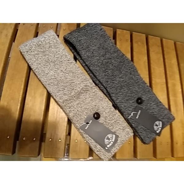 BLACK SHEEPMade in England  英国製フロントボタン付きマフラーサイズ：13cm X 90cm100%WOOL.カラー/グレー系は明るいグレーブラック系はダークグレー 。ブラック系は完売済み