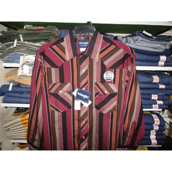 WRANGLER ラングラー ウエスタンシャツアメリカ国内商品サイズが表示されている商品は在庫があります。Spread Collar. Authentic Western Yokes.Two Snap Flap Pockets.Three ...
