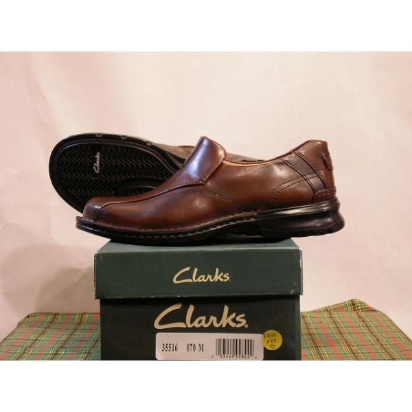 CLARKSはイギリスのシューズメーカー。アメリカ国内商品です。性別：メンズシューズ素材：本革靴幅（ワイズ）：D色：ブラウン系サイズ（cm）：29cm利用シーン：カジュアル