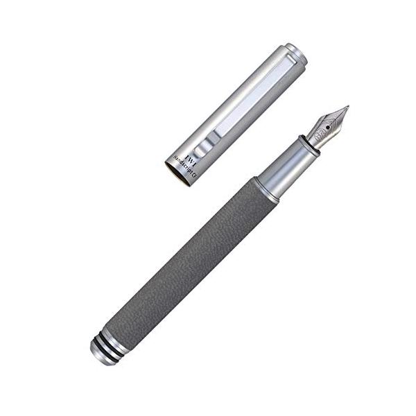 グレイ/-/IWI-9S640-D8D・Color:グレイ・パッケージ個数:1・サイズ φ10ミリx120ミリ 26g・仕様万年筆ペン先(極細字・スチール) ドイツ・ピーターボック社製・付属品インクカートリッジ(ブラック)・材質真鍮・その他...