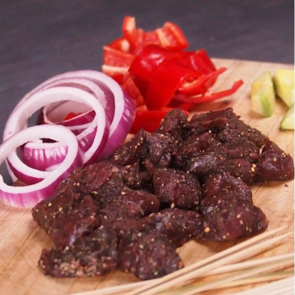 [商品名] 竹串付き味付けカンガルーキューブ[内容量] 150g+竹串10本[原料原産地] オーストラリア(カンガルー肉）[生産国] 日本[原材料] カンガルー肉、水、食塩、植物油、香辛料[賞味期限] 別途商品ラベルに記載[保存方法] 要冷...