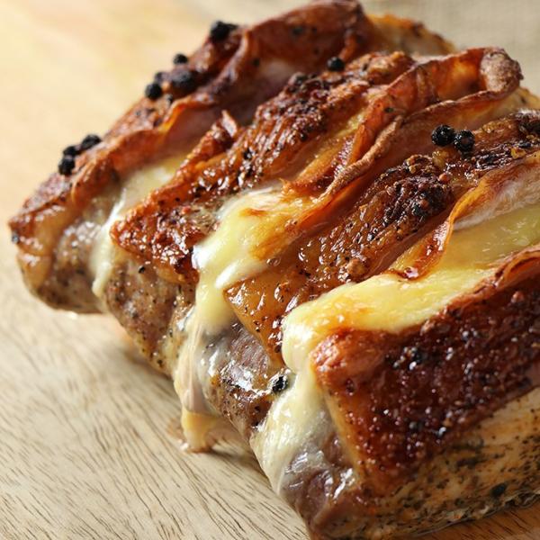 [商品名] ロティ・オルロフ[内容量] 1.1kg[原料原産地] オーストラリア (チーズ), オーストリア(ベーコン), カナダ(豚肉)[生産国] 日本[原材料] 豚肉、ゴーダチーズ(生乳、食塩)、カイザーベーコン(豚肉、食塩、にんにく、...