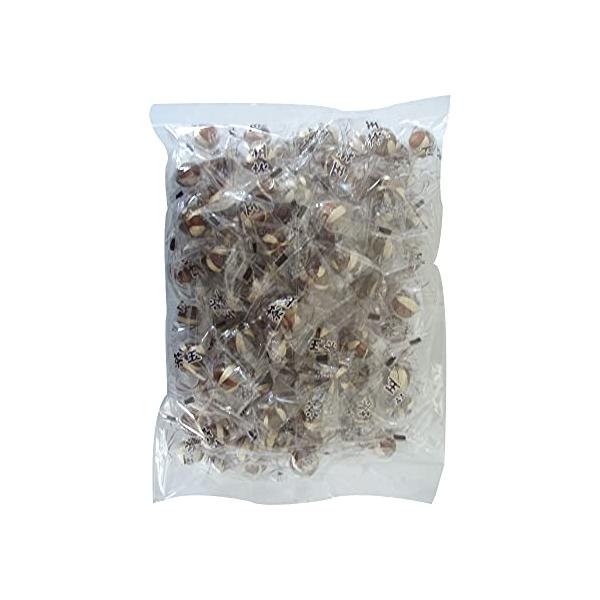 沖縄の加工黒糖を使用した黒飴を引き飴にして、その引き飴を黒飴で巻いた飴です