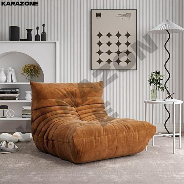 スエード調ファブリック素材表面の起毛により、手に吸い付くようなやわらかな風合いをしています。ナイロンやポリエステルなどの合成繊維を使用して、起毛などで表面をピーチタッチに仕上げることで、スエードのような風合いを再現します。■カラー：グレー■...