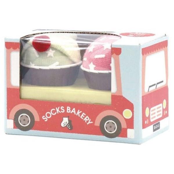 赤いチェリーのポンポンが付いた、かわいいベビー用ソックスです。カップケーキのフードトラックをイメージしたデザインは、思わずプレゼントしたくなる、ギフトにぴったりなパッケージ。トッピング柄の滑り止め付きで安心です。●対象年齢　０．５歳以上