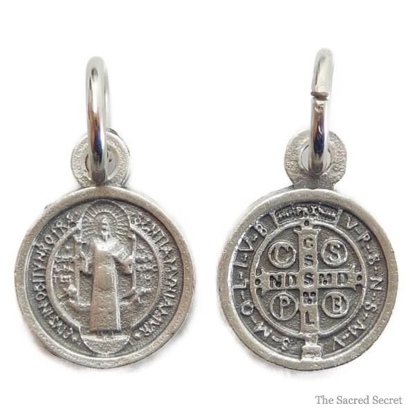 とても小さな聖ベネディクトのメダイチャームです。ストラップやペンダント、ブレスレットチャームに最適のメダイです。★聖ベネディクト （ベネディクトゥス）★ベネディクトはイタリアのヌルシアに生まれたベネディクト会の創始者です。20歳の頃、スビア...