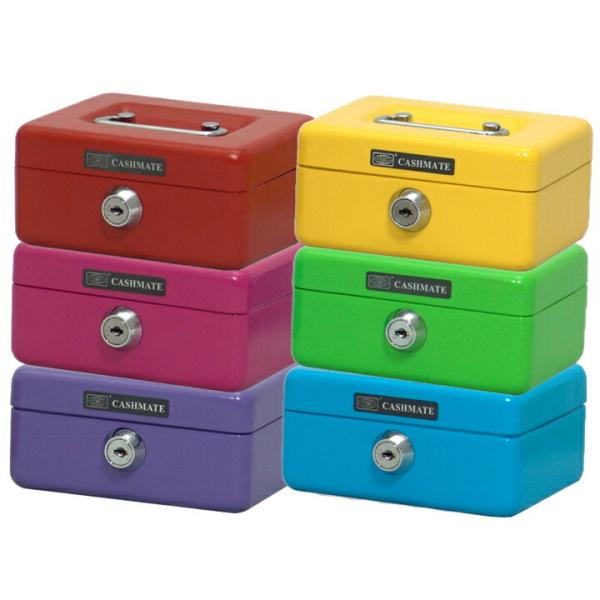 台湾シュールメタルのスチール製で丈夫なミニサイズのカギ付金庫「CASH MATE」です。  持ち運びに便利な持ち手付。上部にはコイン投入口があり、貯金箱にもなります。  ジュエリーなどの小物整理、お子様のお小遣い管理などにもピッタリ♪かわい...