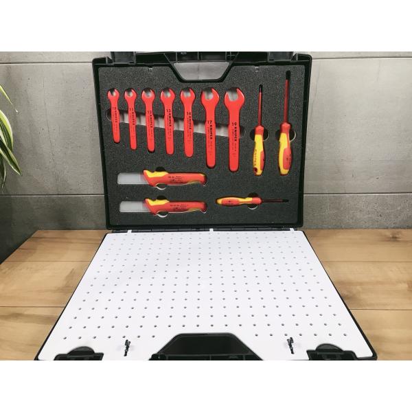 ※※こちらの商品は【中古品】です。スレ、キズ、汚れ等有ります。状態につきましては写真をご確認ください。※※【全体的にあまり使用感がなく比較的綺麗な状態です。各ドライバー、10と12のスパナはやや使用感がありますが、それ以外は殆ど使用感があり...