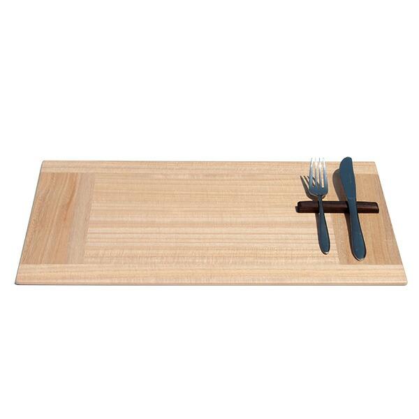 商品説明良質なきの質感が食卓を演出。桐箪笥屋の技術が詰まった逸品です。桐たんすの扉に用いられる「框組(かまちぐみ)」を採用した桐製プレイスマット。桐の持つ暖かさと軽さが、自然のやさしさを感じさせてくれます。長年研究を重ねた独自の寸法で組むこ...