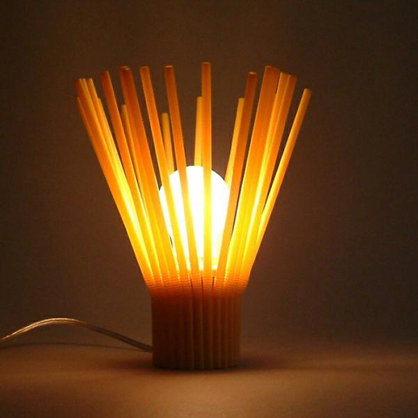 商品説明【abode*】STRAW - Table Lamp特定の目的でつくり出された「ストロー」を本来の目的とは別の目的で使用することにより生まれる新たな可能性を追求しました。"Straws" are created for specif...