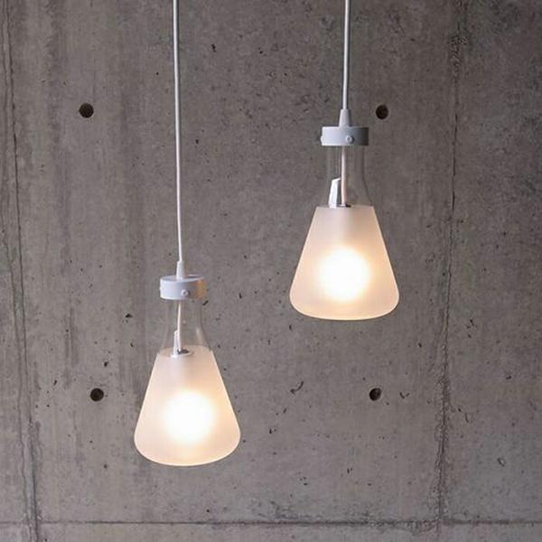 商品説明【abode*】FLASK - Pendant Lamp理科実験用の三角フラスコが照明になりました。フラスコ下部のサンドブラスト部分は、あたかも実験用の溶液が入っているような錯覚をおこします。レディメイドの手法を用いたデザインは実験...
